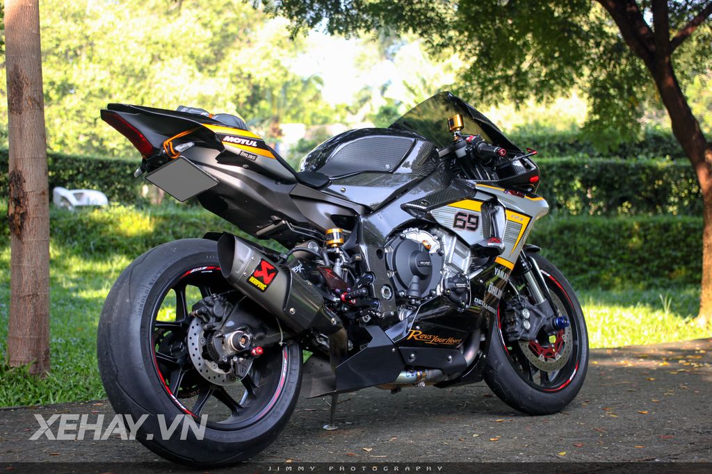 Cận cảnh Yamaha YZF R1 độ full option khủng nhất miền Nam