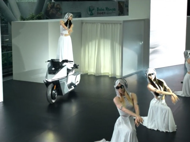 OMOWAY - “The Tesla of Two-Wheelers” ra mắt xe máy điện tự cân bằng đầu ...