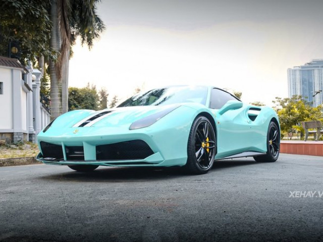 Sài Gòn: "Ngựa chồm" Ferrari 488 GTB "thay áo" xanh lam lạ mắt nhân dịp ...