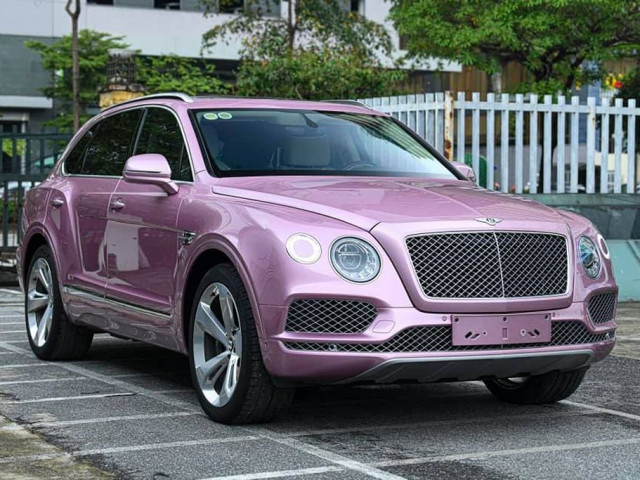 Bentley Bentayga màu hồng Passion Pink độc nhất Việt Nam đang được rao ...