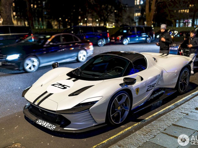 Cận cảnh “siêu ngựa” Ferrari Daytona SP3 của đầu bếp Gordon Ramsay