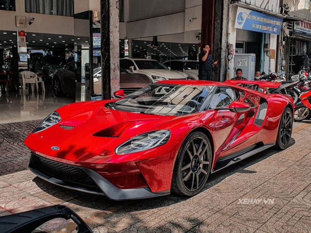 Cận cảnh Ford GT trên phố Sài Gòn: "Quái thú Mỹ" độc nhất tại Việt Nam