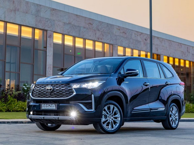 Toyota Innova 2023 bản cao cấp ngừng nhận cọc, khách mua xe phải chờ ít ...