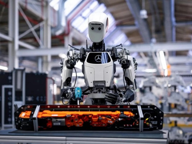 Mercedes-Benz đưa robot vào quá trình vận hành, sản xuất ô tô
